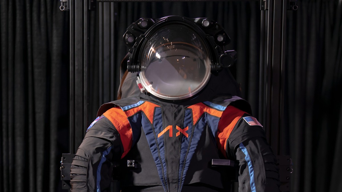 NASA pokazała nowe skafandry kosmiczne. To w nich astronauci wylądują ...